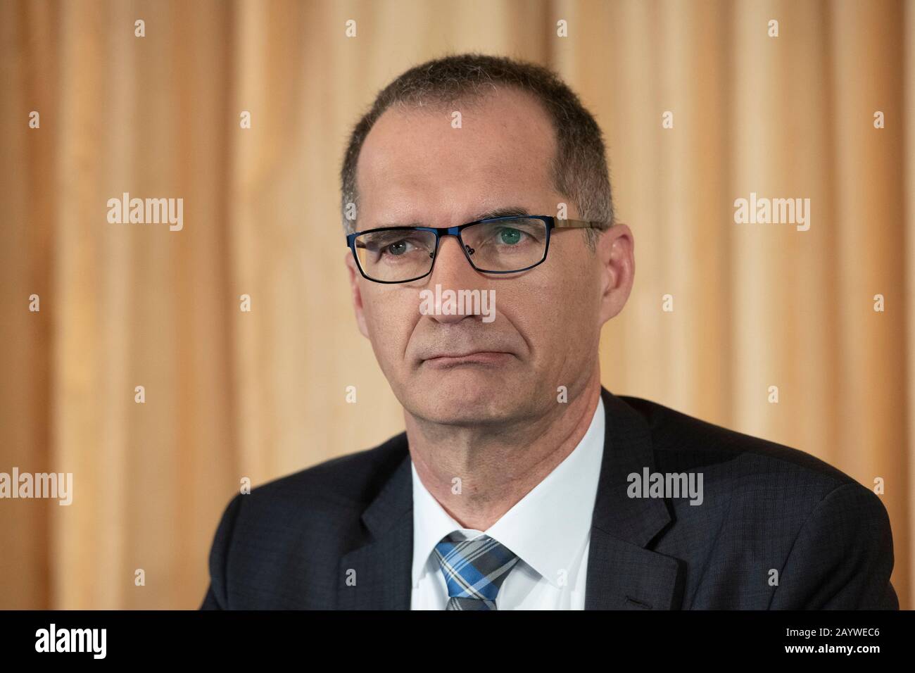 Head of the corporate assembly hi-res stock photography and images - Alamy