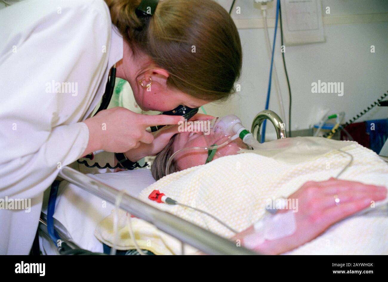 Checking pupil reactions A&E Stock Photo - Alamy