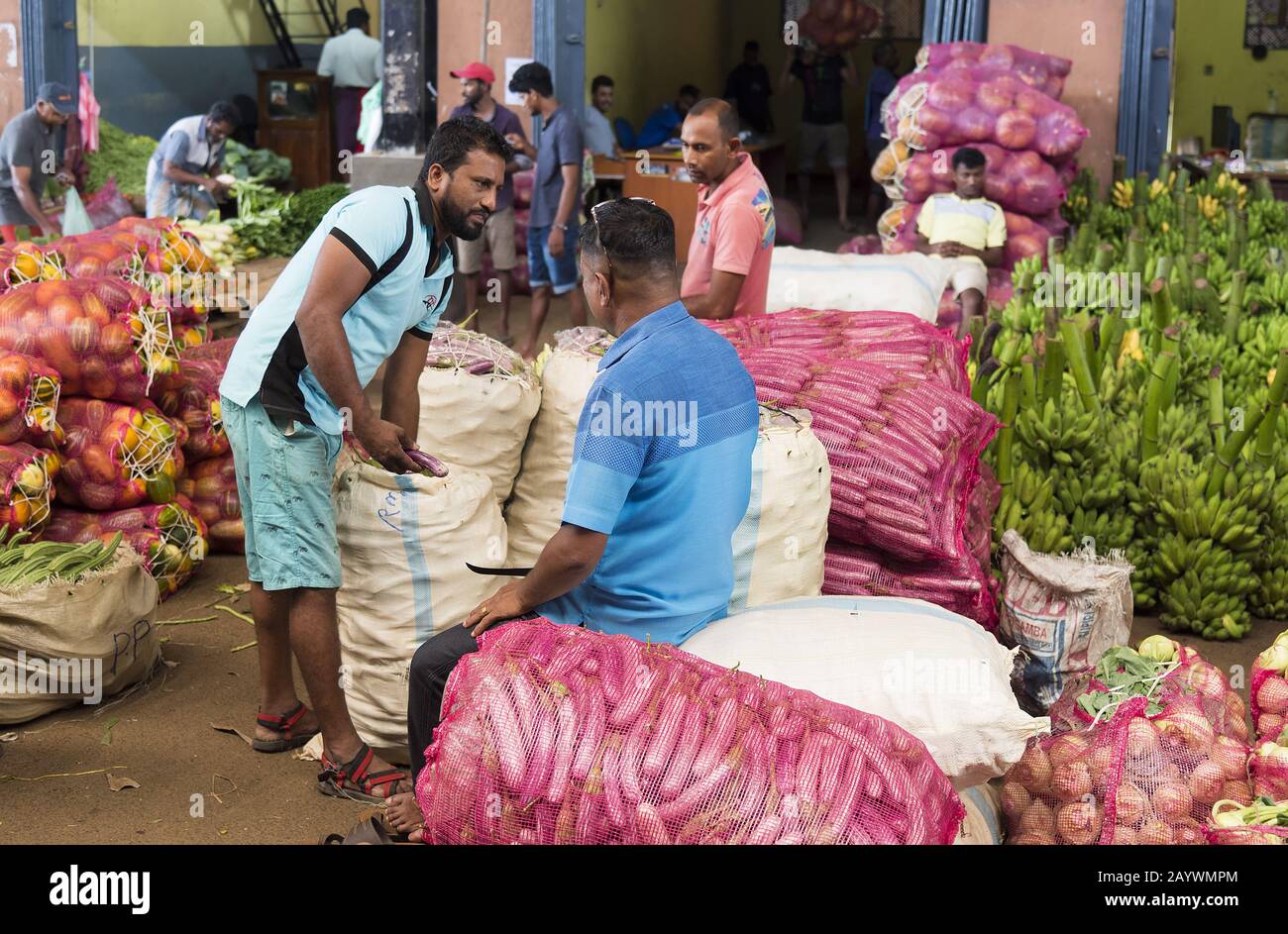 Dambulla, Sri Lanka: 18/03/2019: Inside the largest fruit and vegetable ...