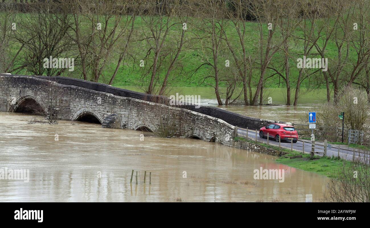 Traffic passes over Teston Bridge as flood waters rise near Yalding in ...