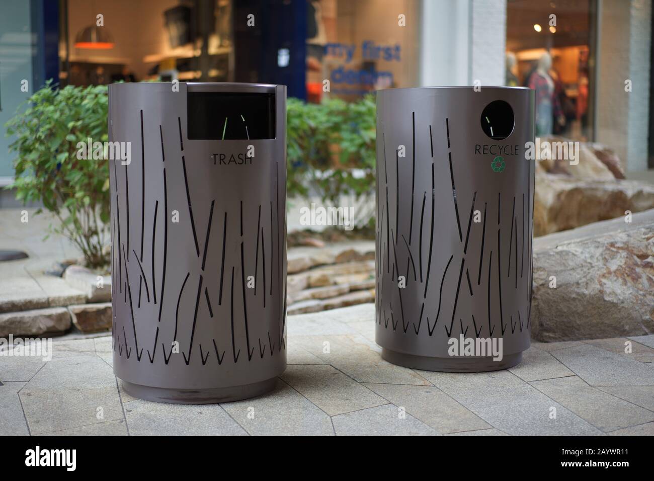 City garbage hi-res stock photography and images - Alamy