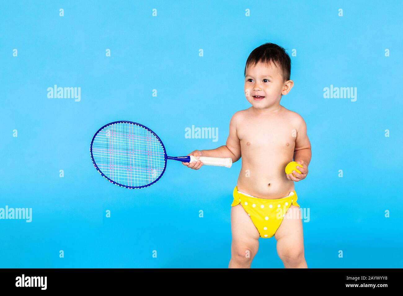 Teenagers playing badminton hi-res stock photography and images - Alamy