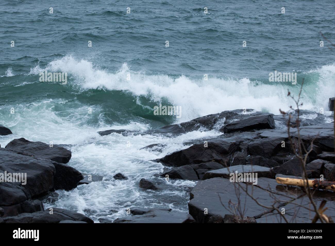 Lake waves crashing onto a rocky shore Stock Photo - Alamy