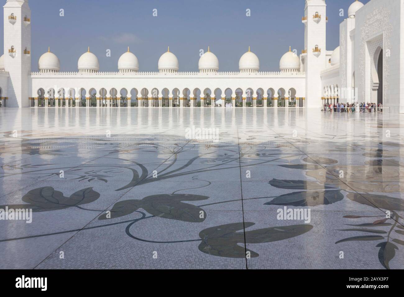 ABU DHABI, UAE - DECEMBER 28 2017: External view of Sheikh Zayed Grand ...