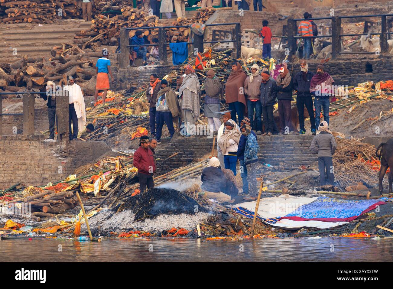 Hindu dead body crematorium hi-res stock photography and images - Alamy