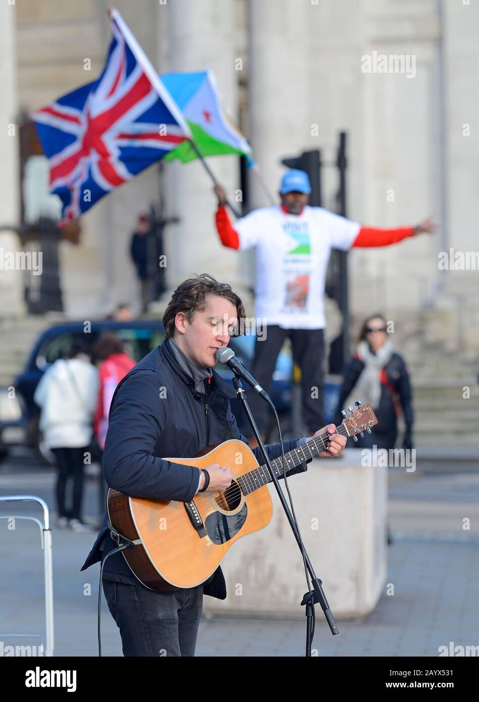 Man busking guitar london england hi-res stock photography and images ...