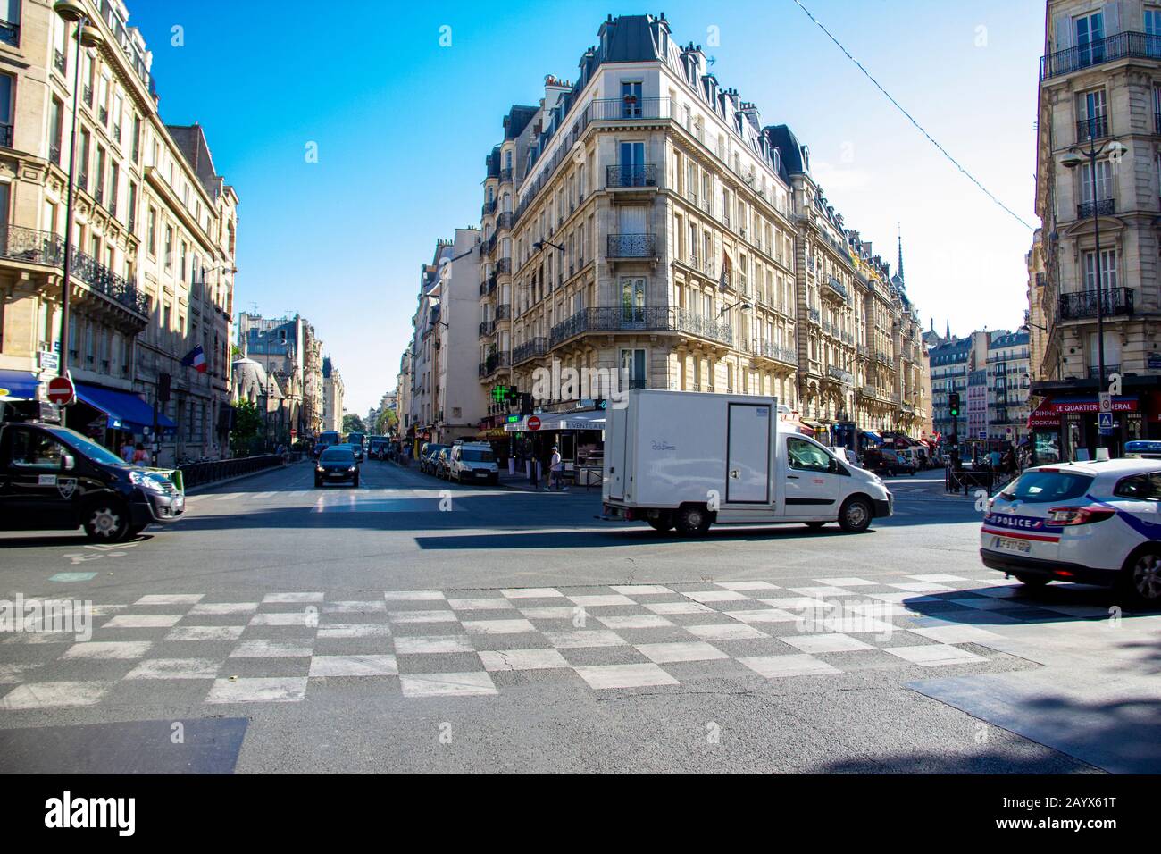Corner building cafe paris hi-res stock photography and images - Alamy