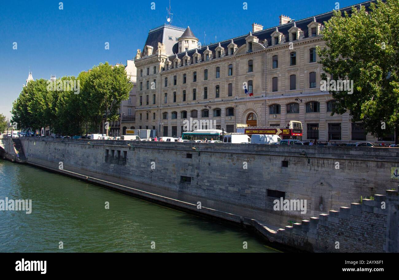 Paris quays hi-res stock photography and images - Alamy