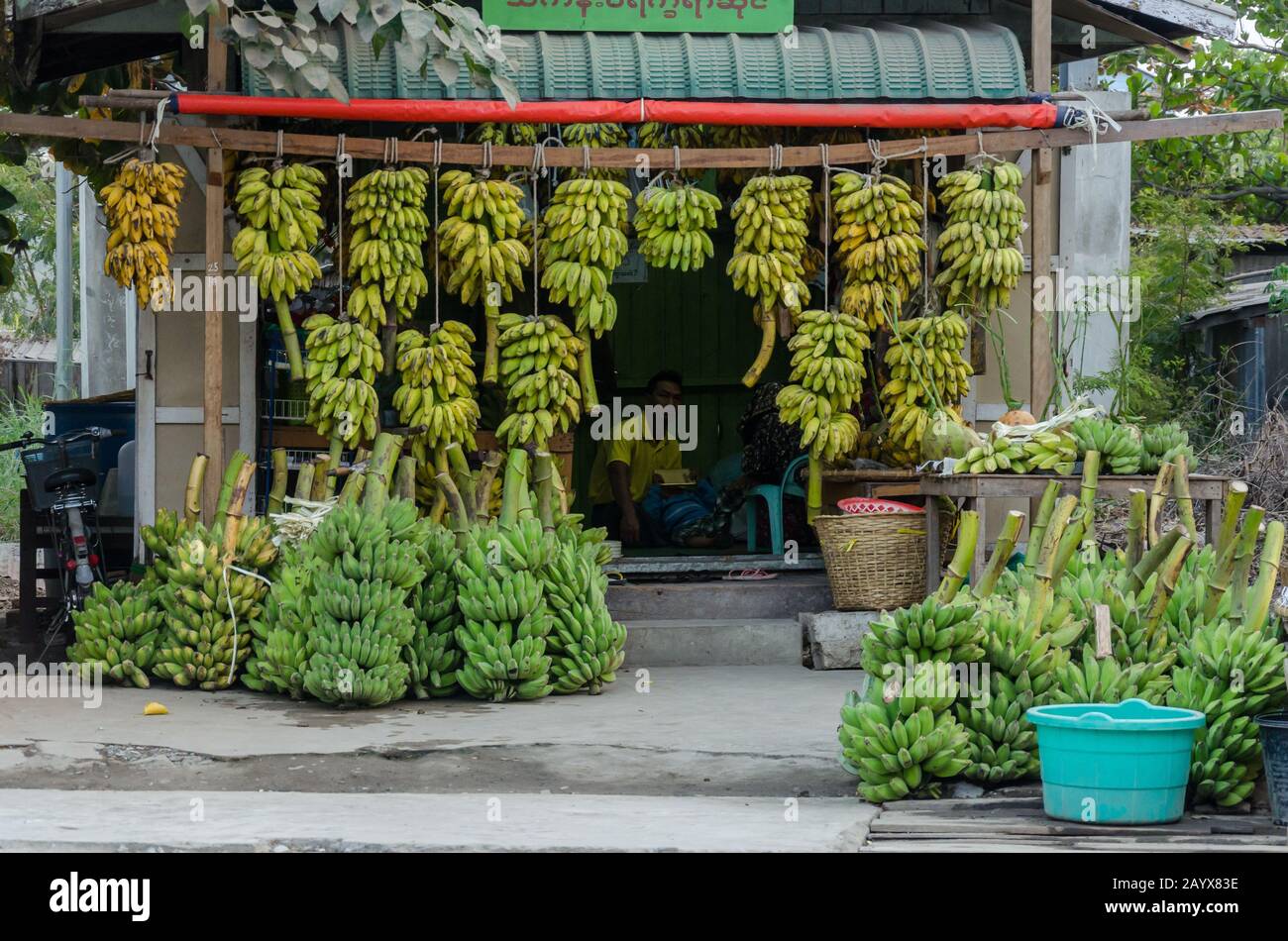Banana shop hi-res stock photography and images - Alamy