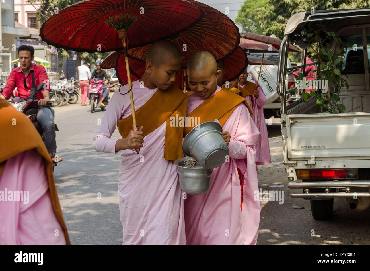 Almsgiving myanmar hi-res stock photography and images - Alamy