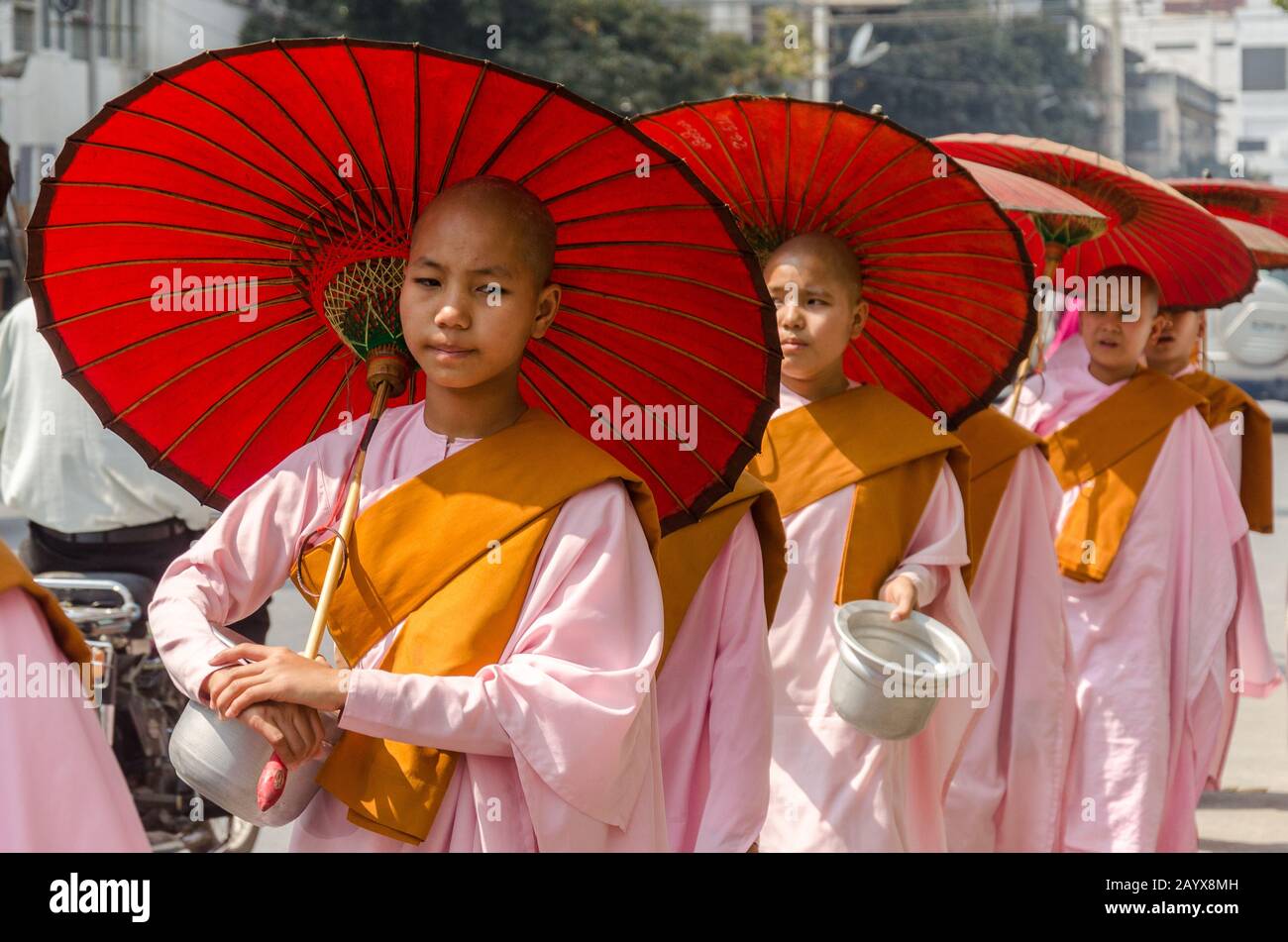Almsgiving hi-res stock photography and images - Alamy