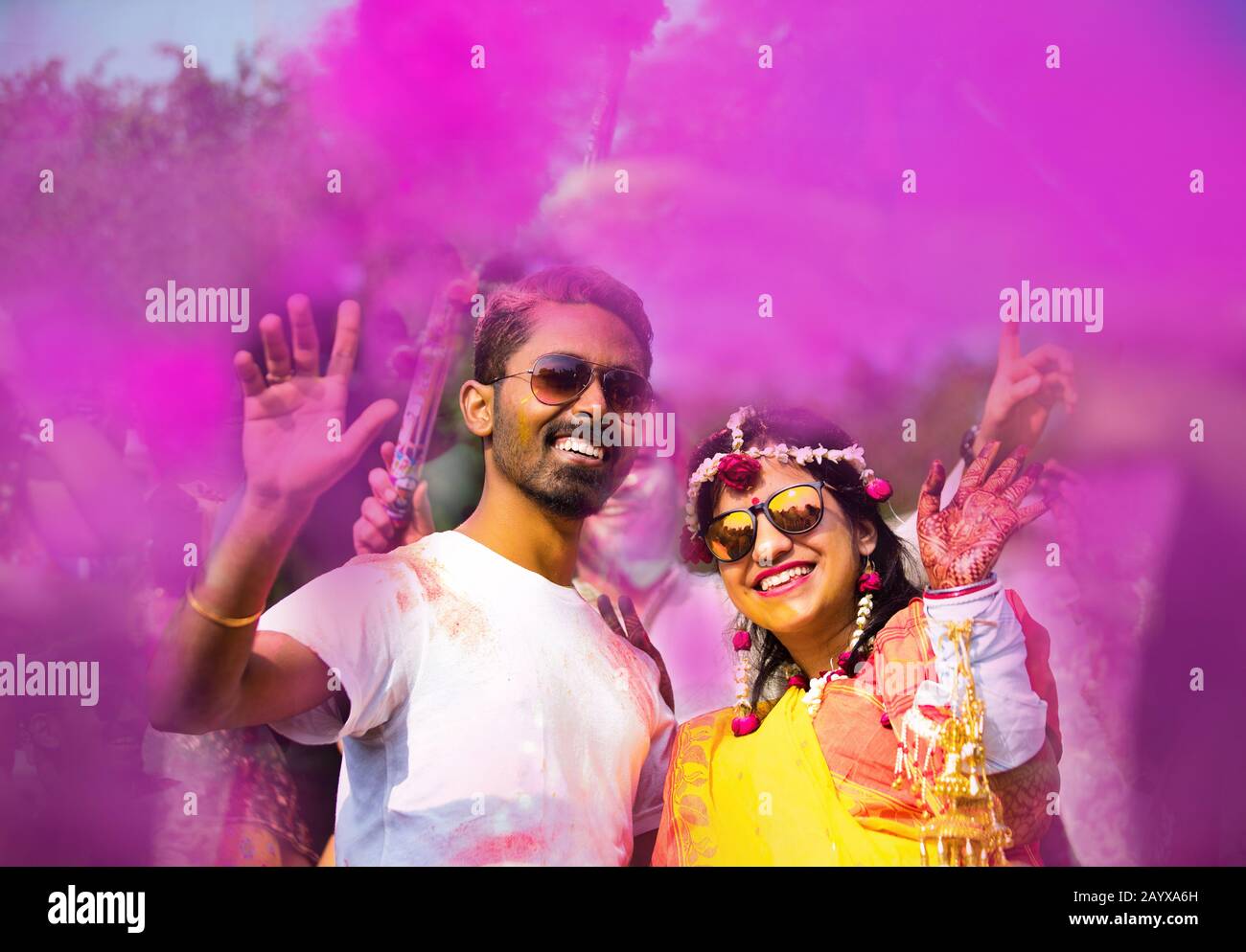 Indian couple playing holi hi-res stock photography and images - Alamy