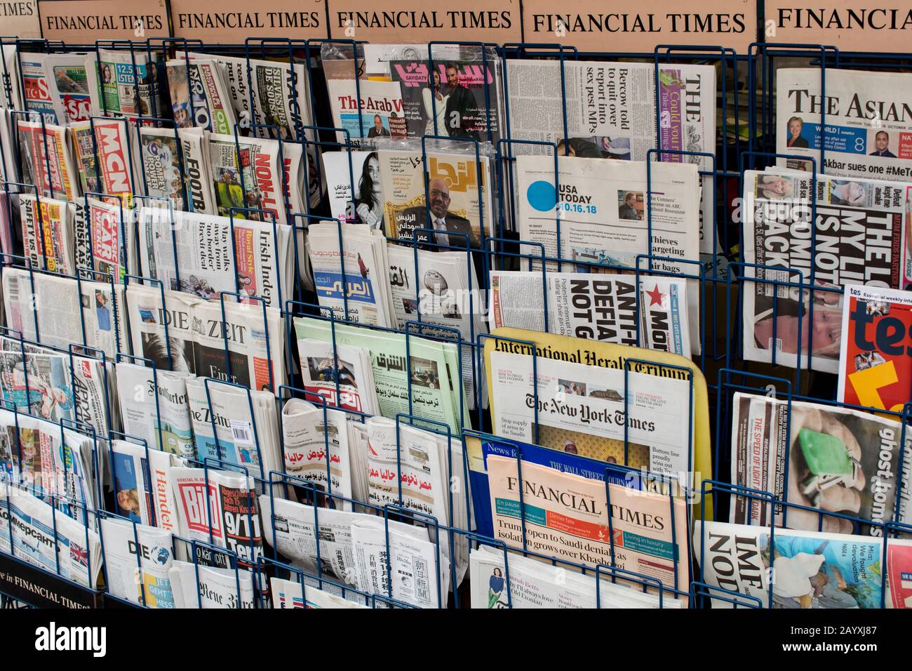 Newsagents hi-res stock photography and images - Alamy