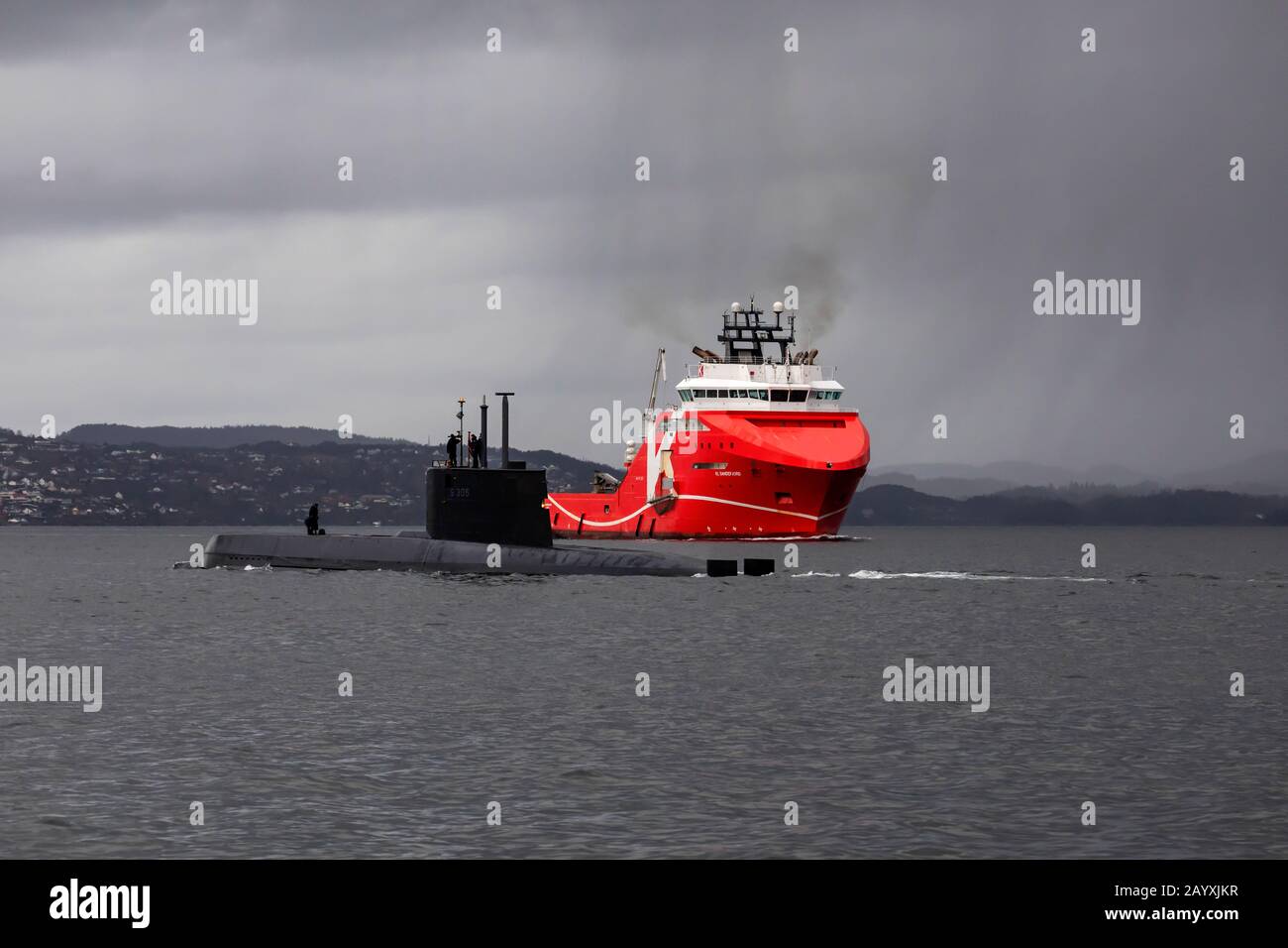 Norwegian submarine KNM Uredd S305 of the Ula class, departing from ...