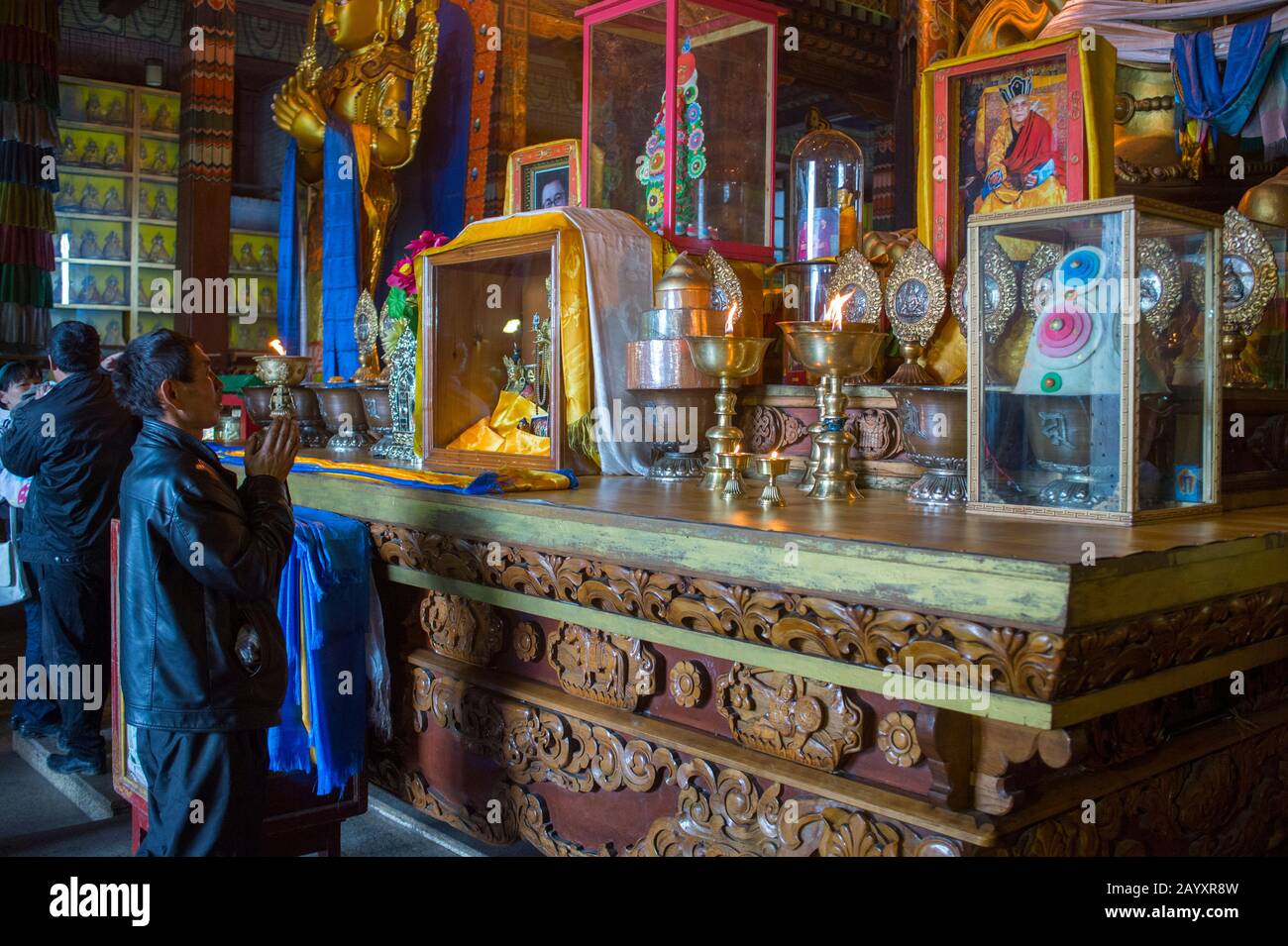 Praying inside temple hi-res stock photography and images - Alamy