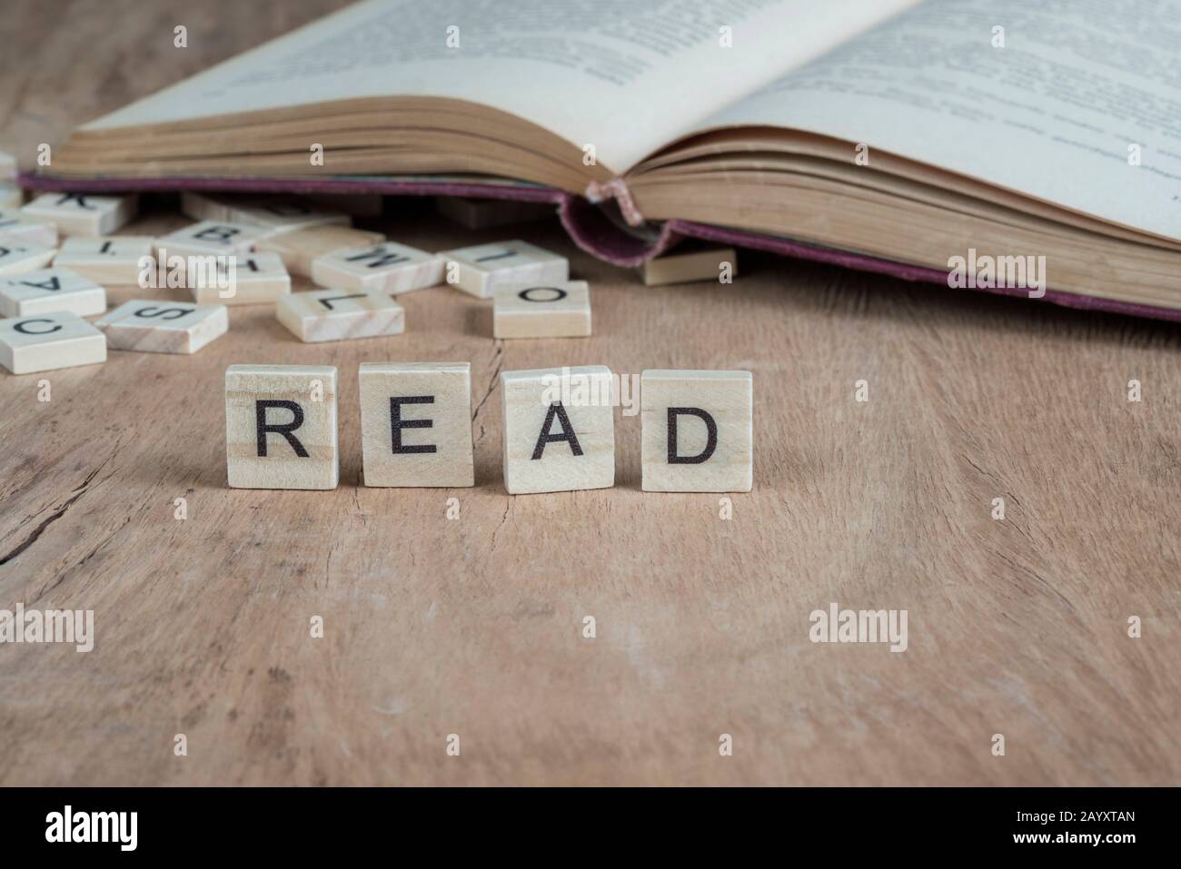 the word read written with cube letters on wooden background Stock ...