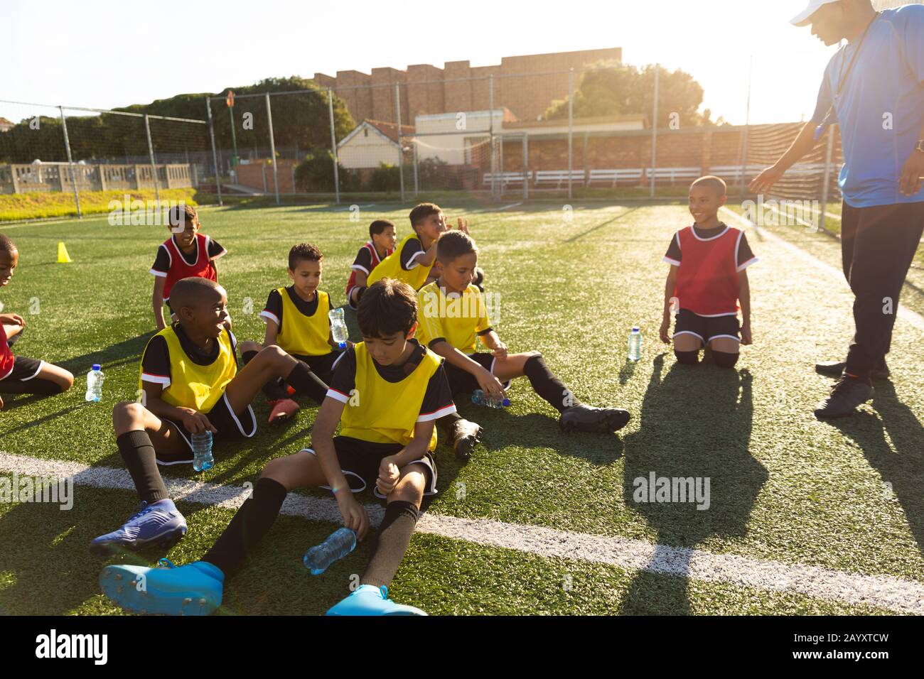Soccer team resting and drinking water Stock Photo - Alamy