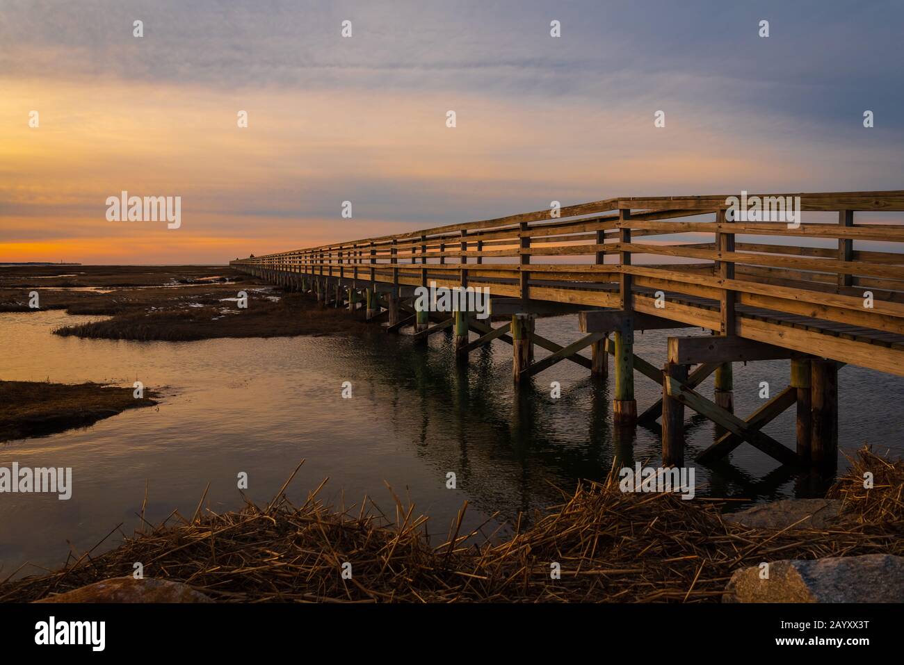 Empty boardwalk hi-res stock photography and images - Alamy