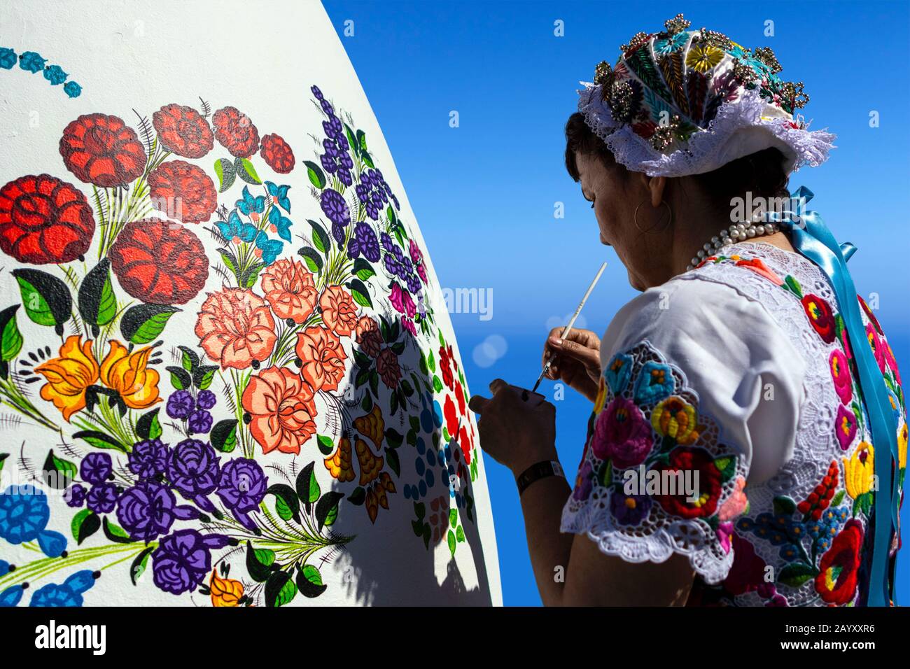 Folk costume hi-res stock photography and images - Alamy