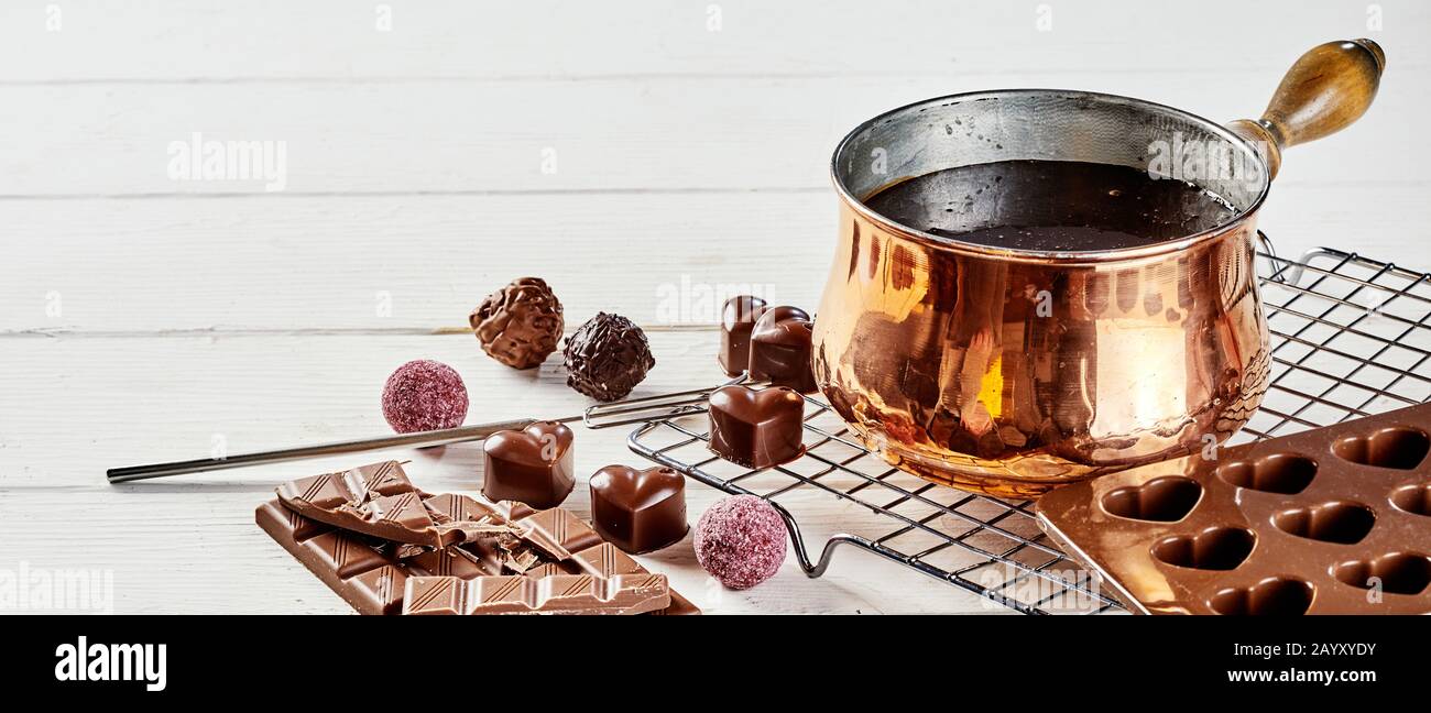 Copper molds hi-res stock photography and images - Alamy