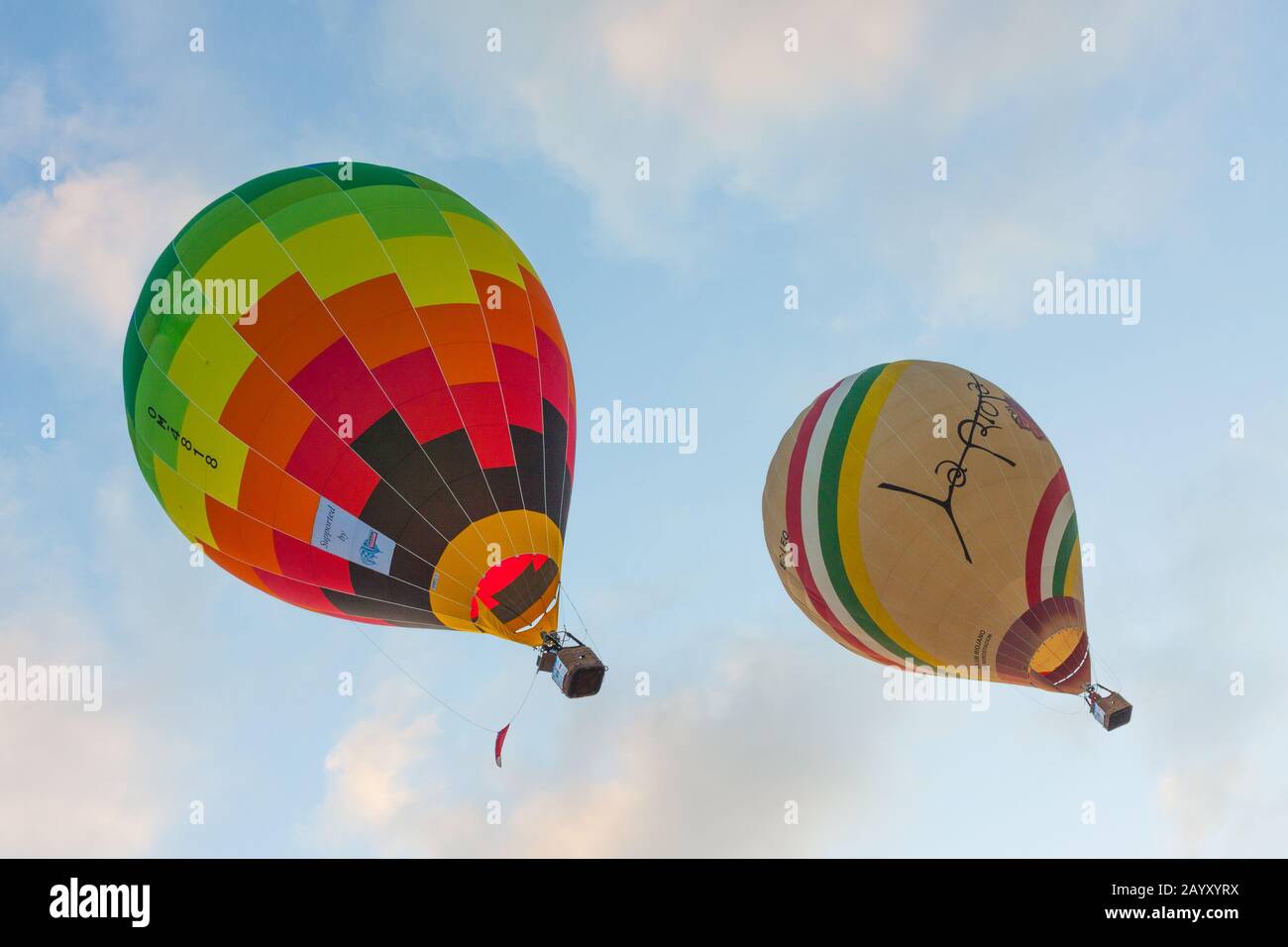 Hot air balloons in flight hi-res stock photography and images - Alamy