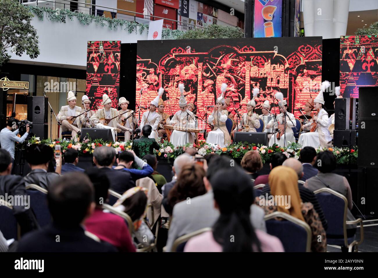 Non traditional musical instruments hi-res stock photography and images ...