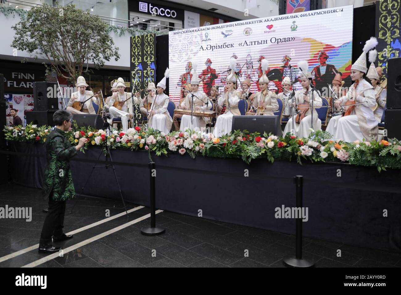 Non traditional musical instruments hi-res stock photography and images ...