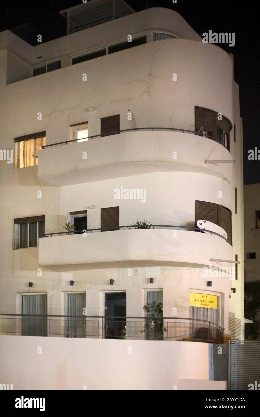 Modern building curved facade hi-res stock photography and images - Alamy