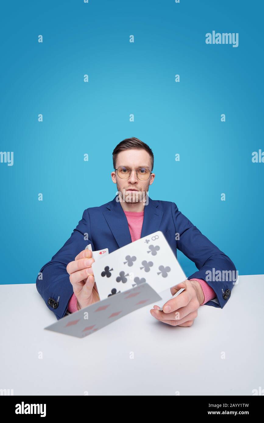 Throwing playing cards hi-res stock photography and images - Alamy