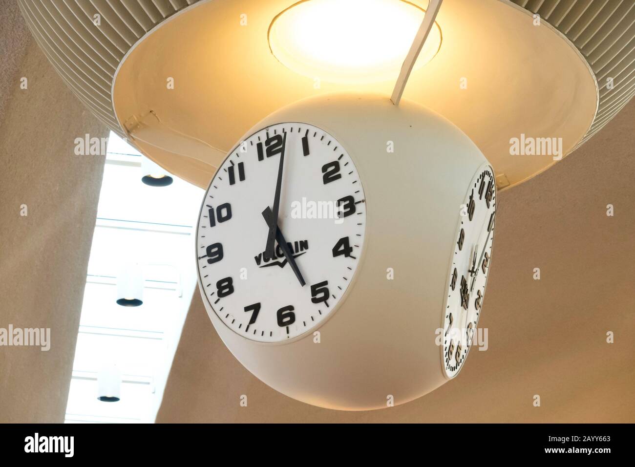 World clock airport hi-res stock photography and images - Alamy