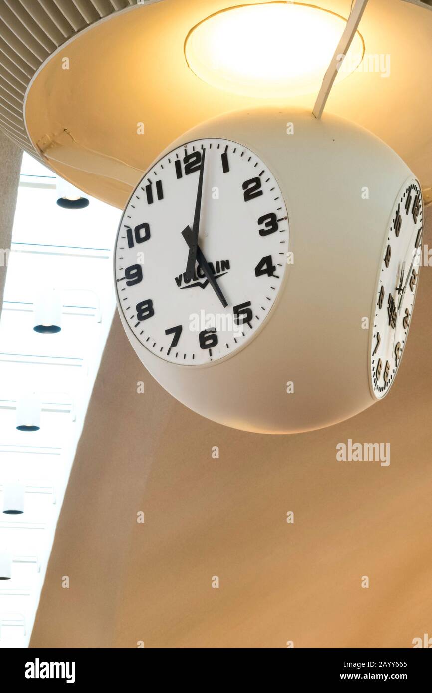 World clock airport hi-res stock photography and images - Alamy