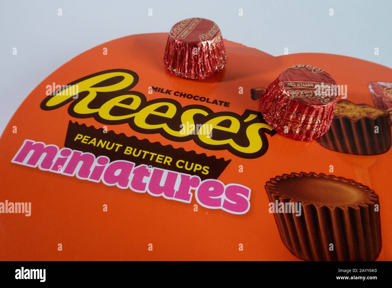 Reeses peanut butter cups hi-res stock photography and images - Alamy