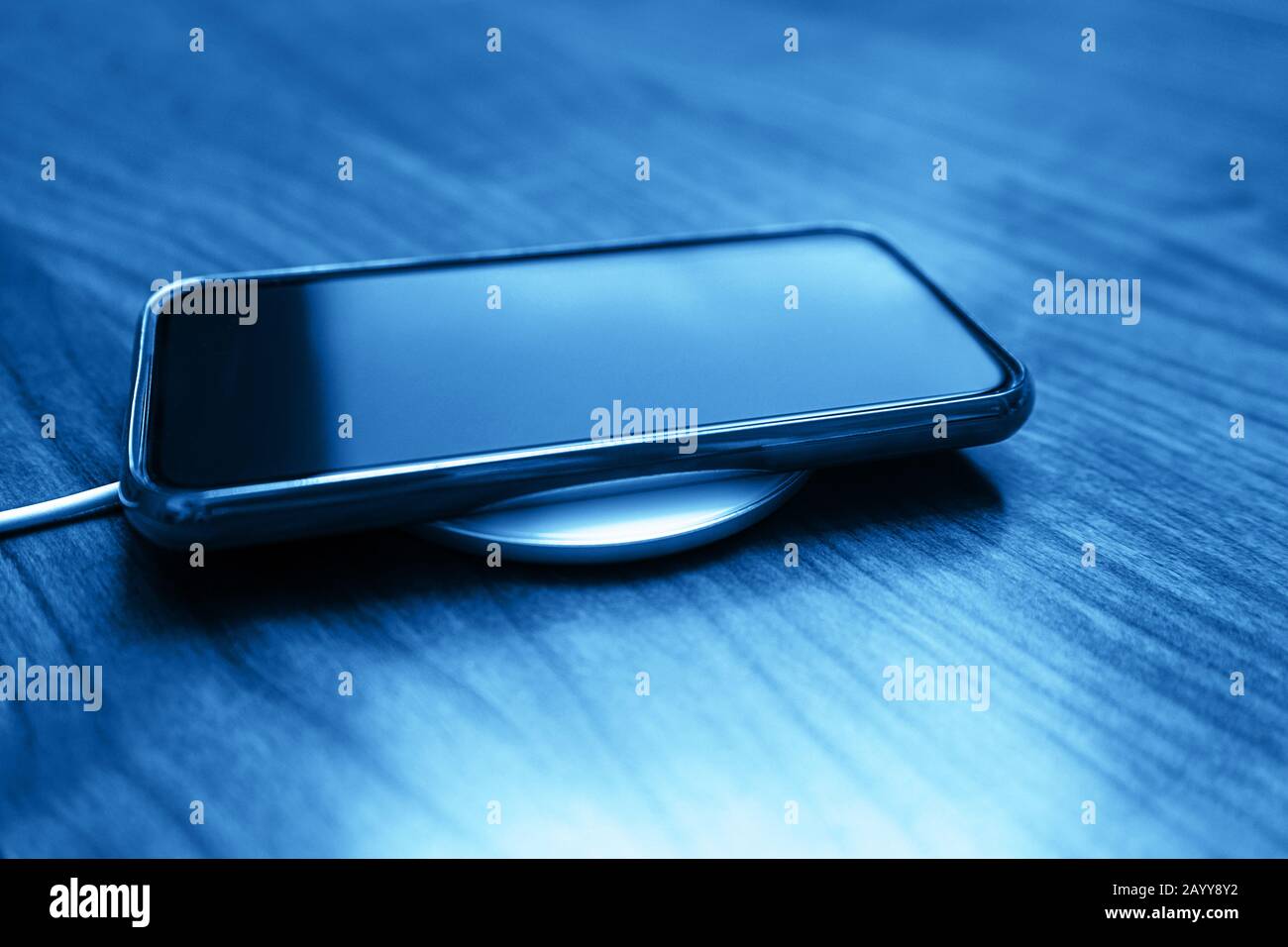 Mobile smart phone charging wirelessly by sharing battery via device in ...