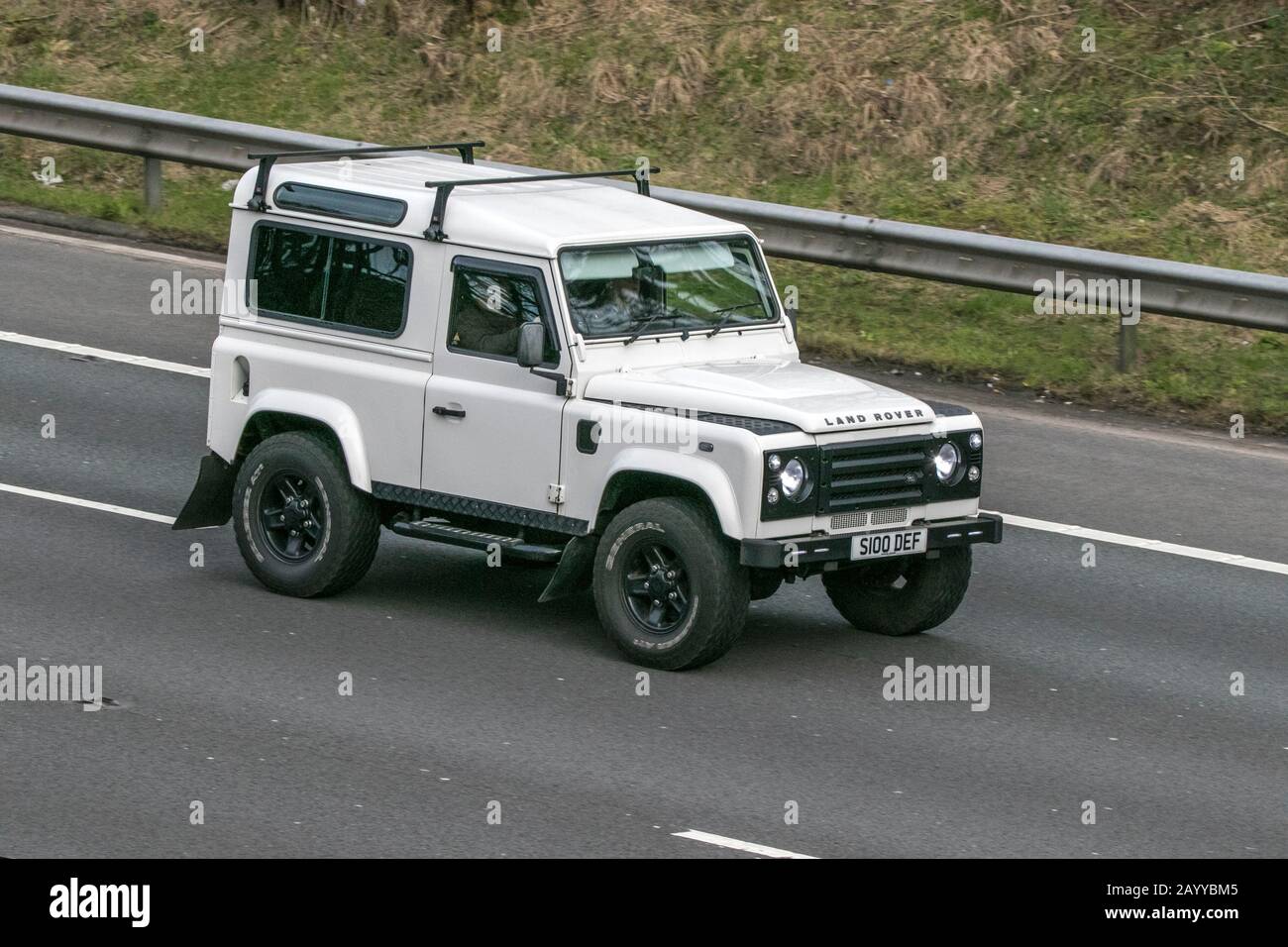 S100DEF Land Rover Defender 90 County Sw Swb White diesel vehicle ...