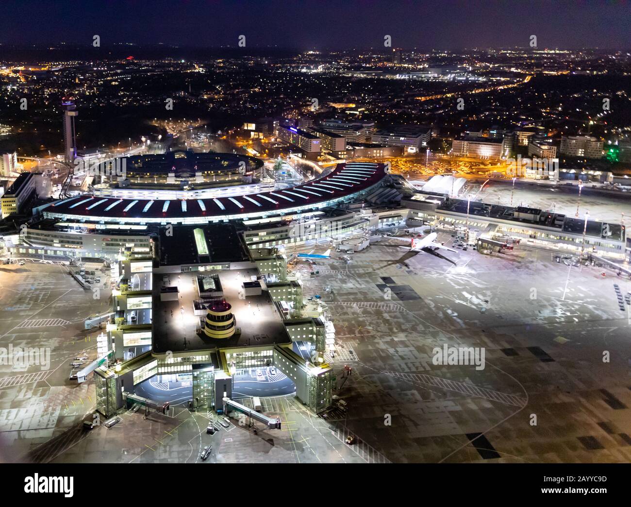 Airport finger hi-res stock photography and images - Alamy