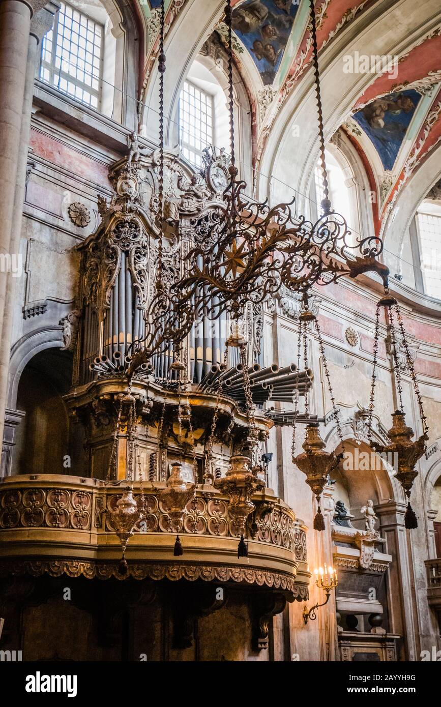 Inside the Lisbon Cathedral (Santa Maria Maior de Lisboa or Sé de ...