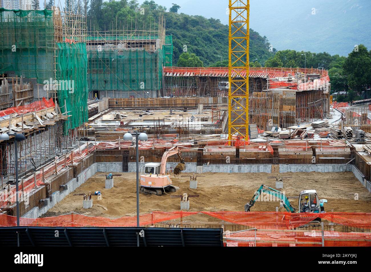 Construction workers in hong scaffolding kong hi-res stock photography ...
