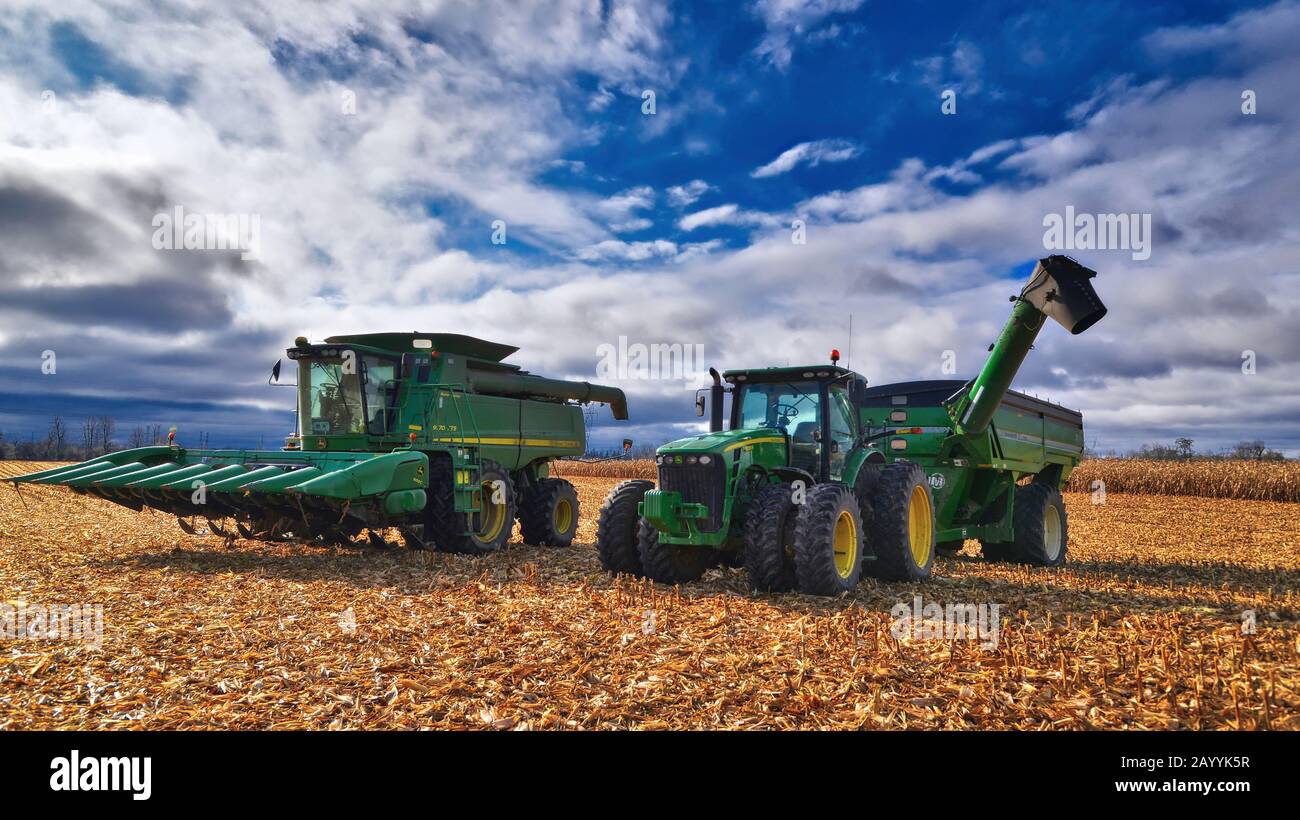 Harvester machine on field hi-res stock photography and images - Alamy