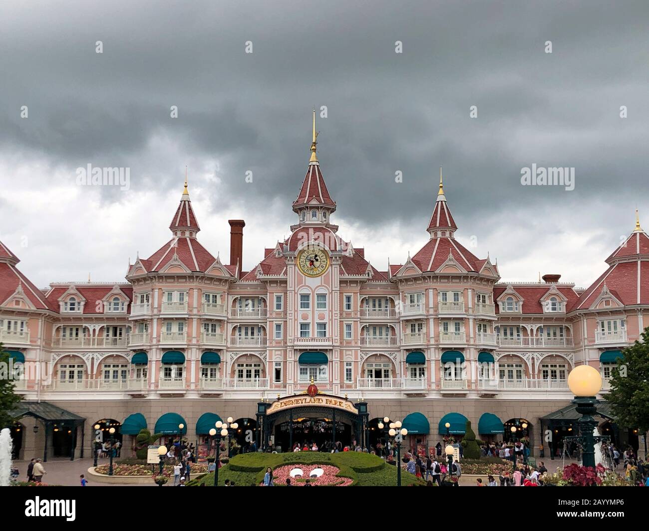 Mickey mouse disneyland castle hi-res stock photography and images - Alamy