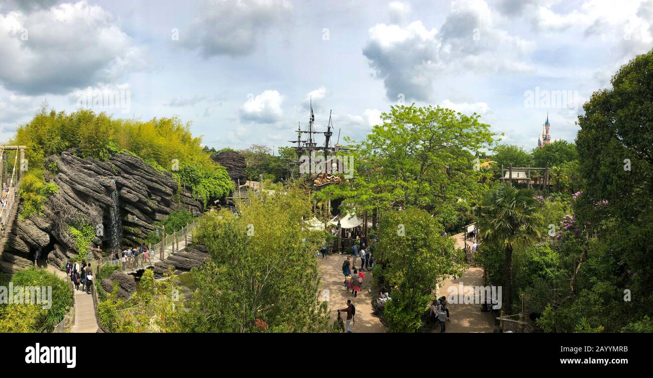 Goofy disney mascot hi-res stock photography and images - Alamy