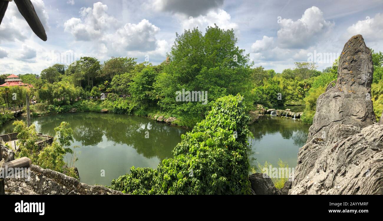 Goofy disney mascot hi-res stock photography and images - Alamy