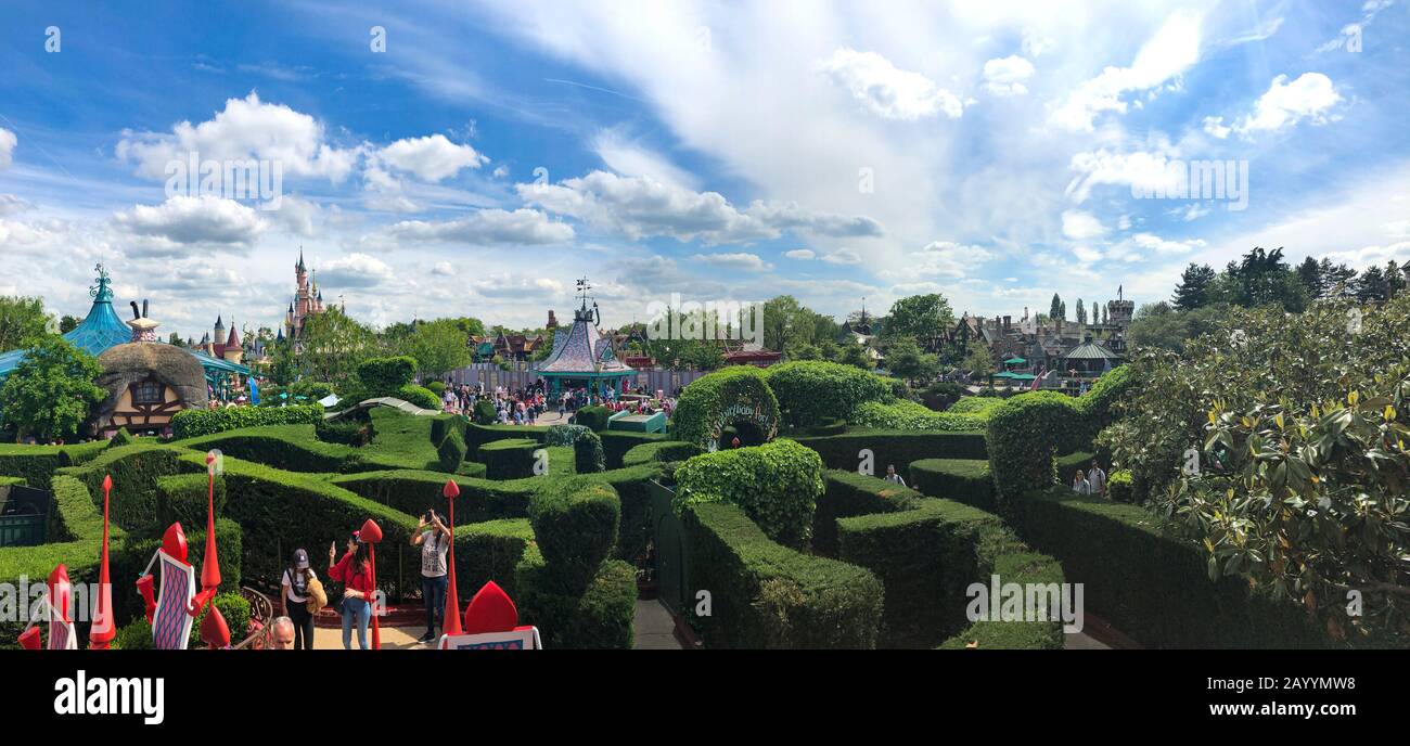 Goofy disney mascot hi-res stock photography and images - Alamy