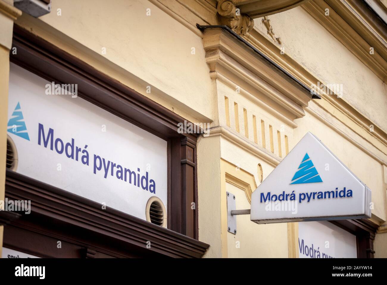 Modra pyramida logo hi-res stock photography and images - Alamy
