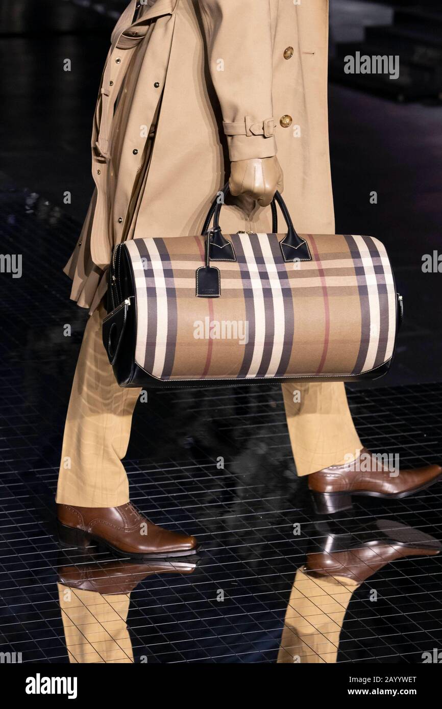 Fashion runway 2020 burberry hi-res stock photography and images - Alamy