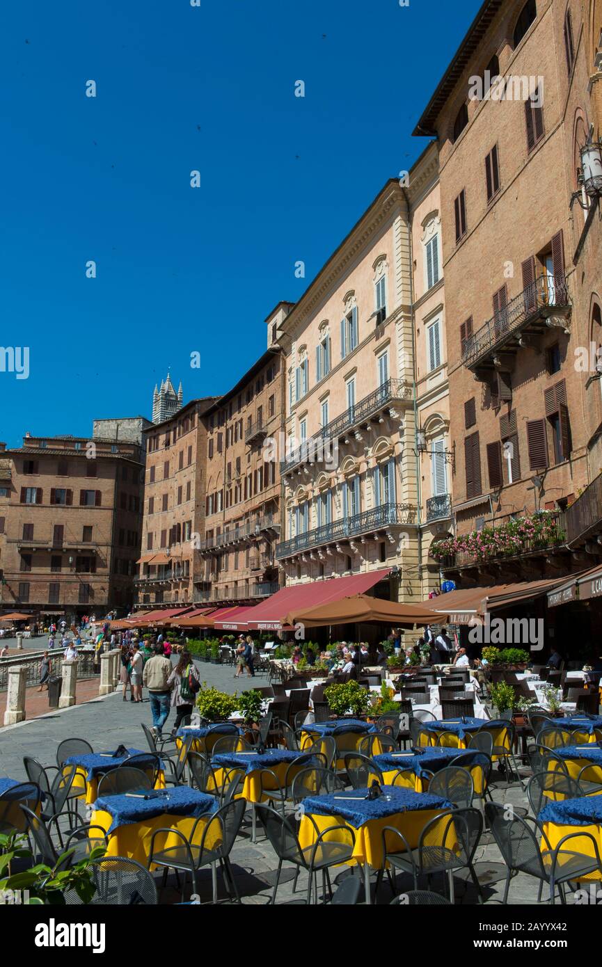 Sidewalk cafes and restaurants on the Piazza del Campo in Siena ...