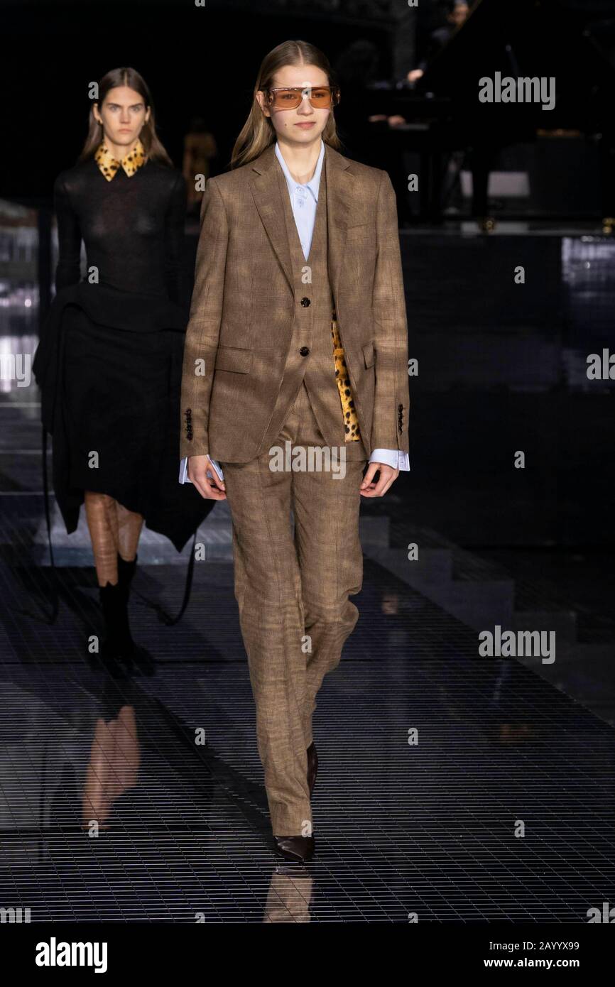 Fashion runway 2020 burberry hi-res stock photography and images - Alamy