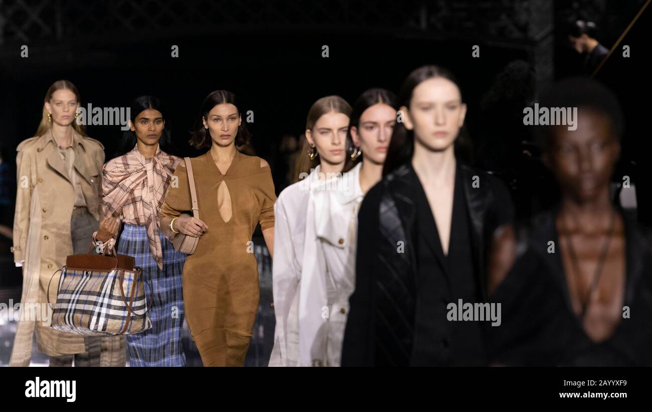 Fashion runway 2020 burberry hi-res stock photography and images - Alamy