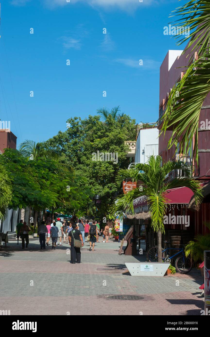 Street scene of 5th Avenue in Playa del Carmen on the Riviera Maya near ...