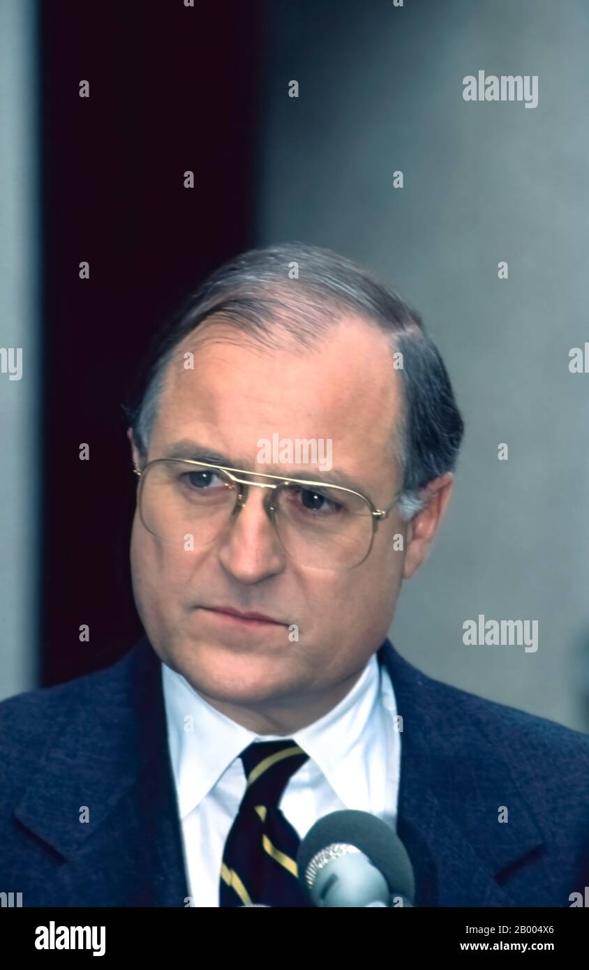 Teeter robert hi-res stock photography and images - Alamy