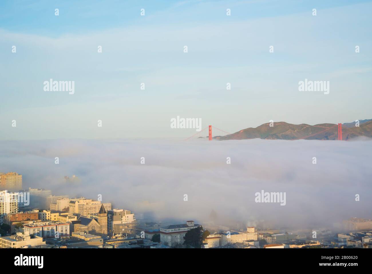 Early blue fog hi-res stock photography and images - Alamy
